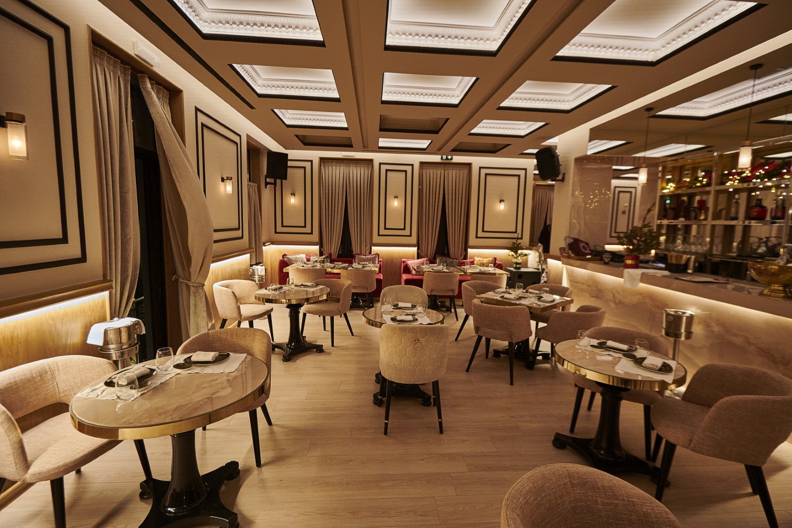 Cash Restaurant – Dine in elegance